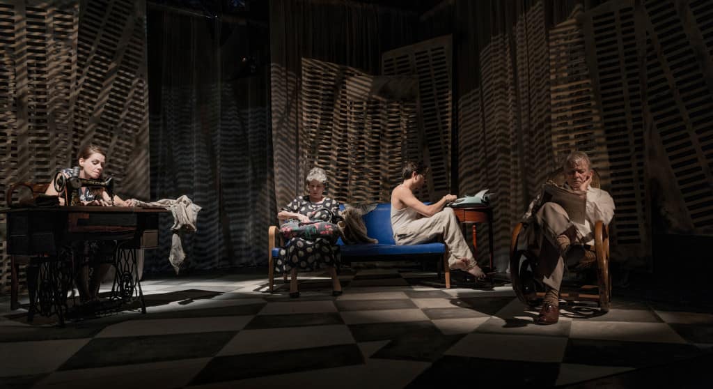 Michael Palma Snaps Great Photos of “Aire frío”