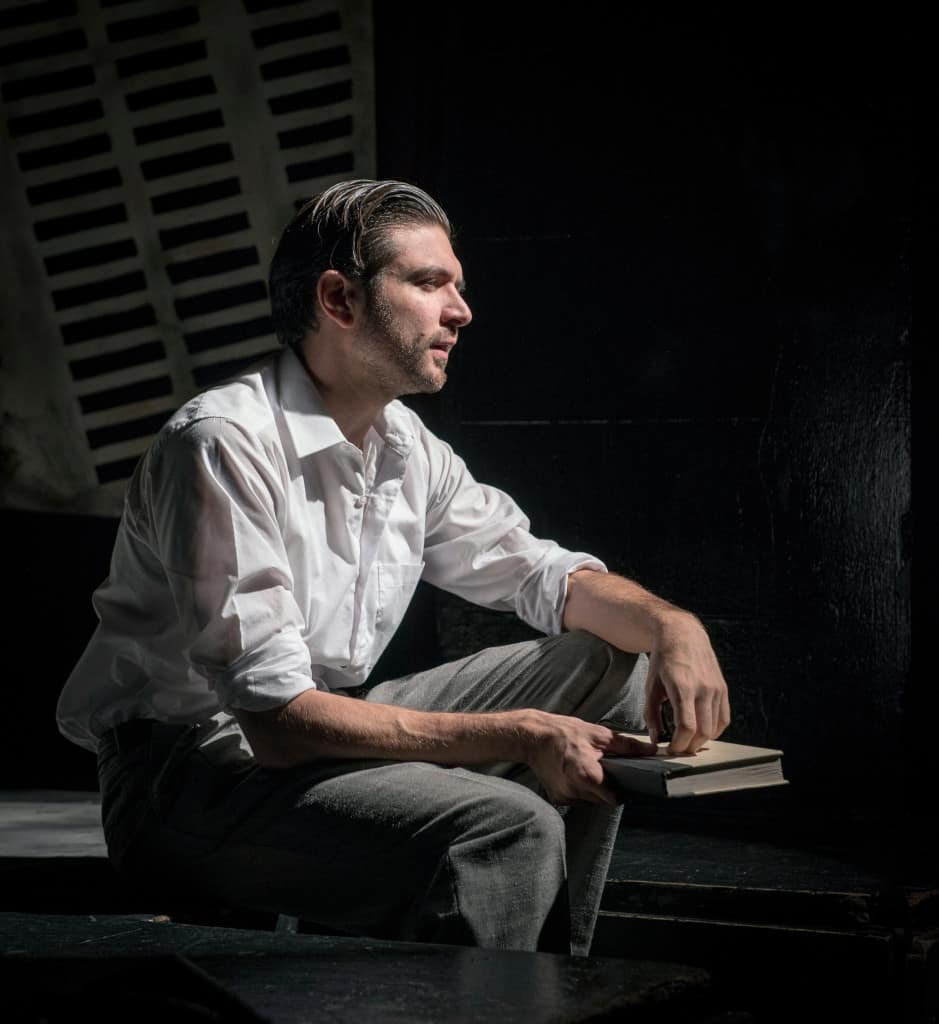 Michael Palma Snaps Great Photos of “Aire frío”